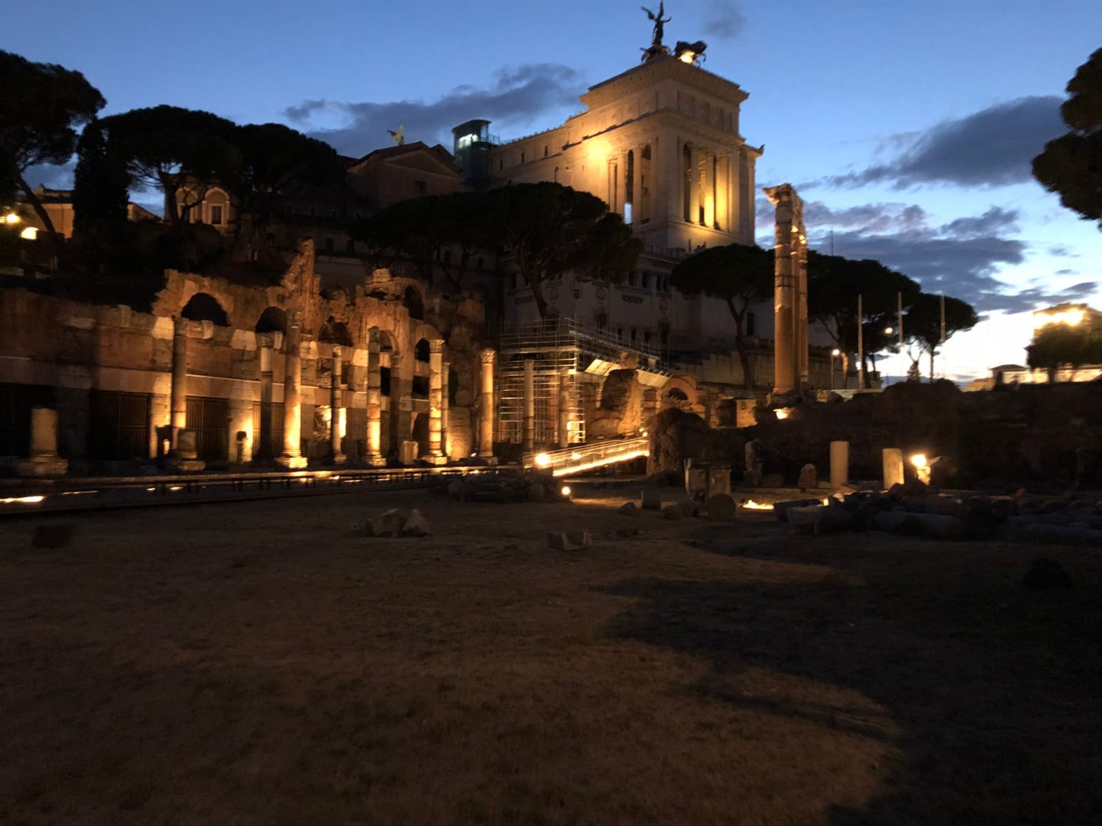VISITA GUIDATA NOTTURNA ALL'INTERNO DEI FORI IMPERIALI CON L'ARCHEOLOGO